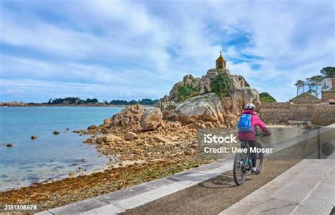 장미 화강암 해안의 포트 블랑 의 바위에서 전기 산악 자전거로 자전거를 타는 여자 브리타니 프랑스 건강한 생활방식에 대한 스톡 사진 및 기타 이미지 Istock