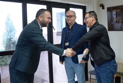 Тошковски во посета на отсекот за персонализација на лични документи Министерот за внатрешни