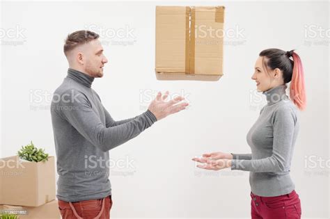 젊은 가족 새로운 아파트에서 남자와 여자는 서로 상자를 던져 흰색 바탕에 화물 상자 2명에 대한 스톡 사진 및 기타 이미지 2명 30 39세 가정 생활 Istock