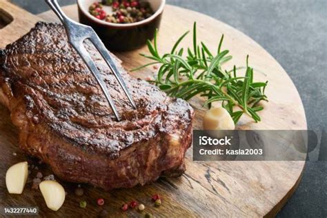 스테이크 회색 배경에 검은 대리석 보드에 향신료 로즈마리와 후추를 곁들인 구운 뉴욕 스테이크 상단 보기 모의 0명에 대한 스톡 사진 및 기타 이미지 Istock