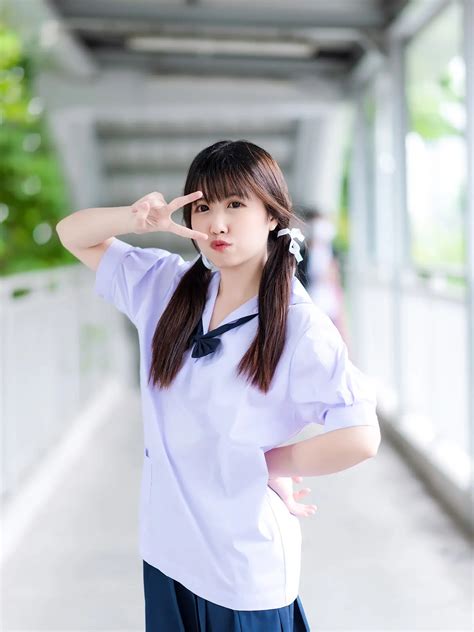 รวมท่าโพสชุดนักเรียนคิ้วท์ๆ 7 ท่า 💖 แกลเลอรีที่โพสต์โดย Janiejnne Lemon8