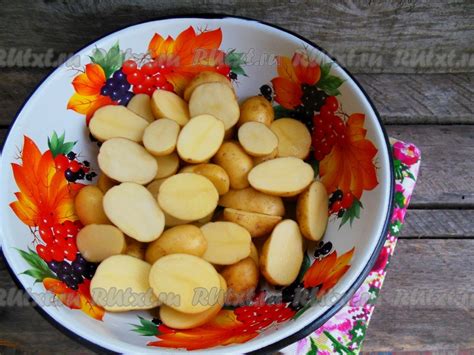 Молодая картошка запеченная в сметане в духовке 7 фото в рецепте