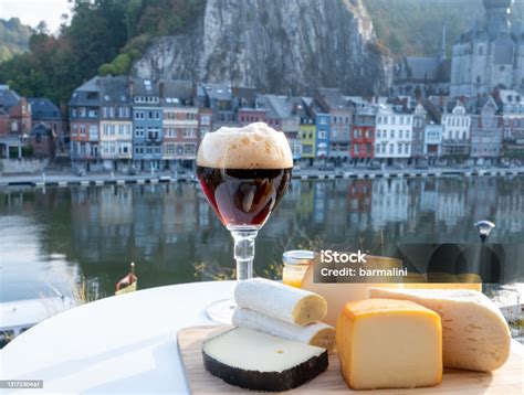 벨기에 수도원 맥주 한 잔과 트랩피스트 맥주로 만든 치즈와 벨기에 발로니아 주 디난트의 마스 강을 조망할 수 있는 고급 허브로 만든 치즈 시음 0명에 대한 스톡 사진 및