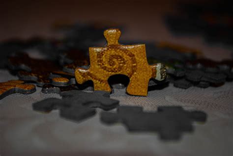 퍼즐의 다채로운 조각의 클로즈업 테이블에 하나의 서 퍼즐 조각 퍼즐 조각의 스택 퍼즐 조각 퍼즐 수치 재미를위한 퍼즐 개념에 대한 스톡 사진 및 기타 이미지 Istock