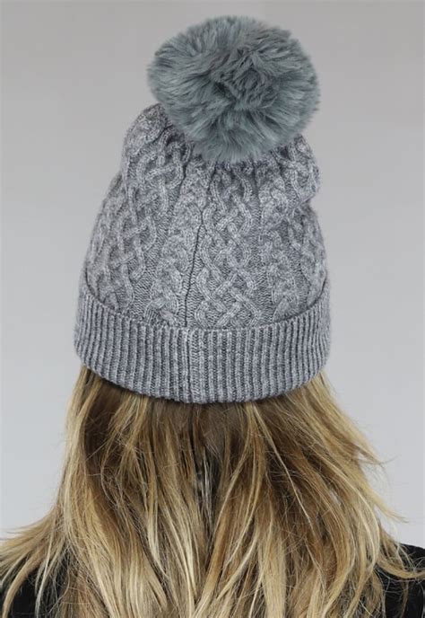 Grijze Gebreide Muts Met Kabelpatroon En Pompons Uwantisell Nl