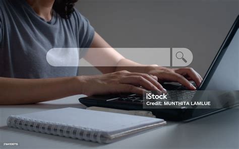 Seo 검색 엔진 최적화 검색 엔진 도구 상자 인터넷 브라우징에서 정보를 검색하기 위해 노트북 키보드에 입력하는 여자 웹 페이지