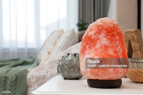 아름다운 히말라야 소금 램프 고리 버들 상자 및 침실의 흰색 테이블에 연꽃 그림 텍스트를위한 공간 0명에 대한 스톡 사진 및 기타 이미지 Istock