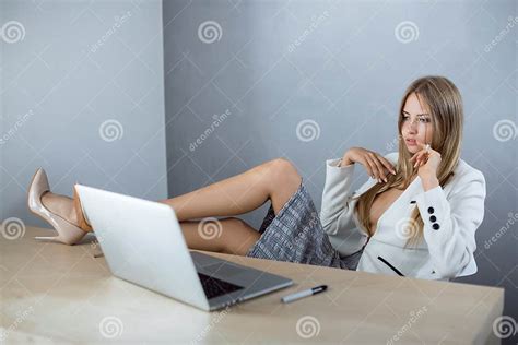 Sexy Onderneemster Op Werkende Plaats Met Laptop Computer Stock