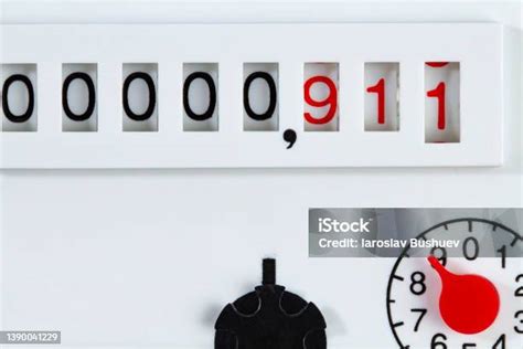 숫자 911을 가진 가정용 수도 또는 가스 미터 가정에서의 저축 및 회계 개념 0명에 대한 스톡 사진 및 기타 이미지 0명