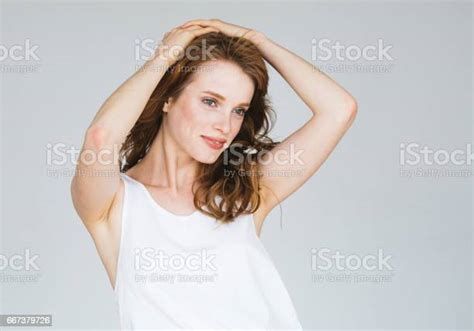 길고 빛나는 물결 모양의 머리와 갈색 머리 여자 소녀 곱슬 헤어스타일 자연 초상화와 아름 다운 모델입니다 갈색 머리에 대한 스톡 사진 및 기타 이미지 Istock