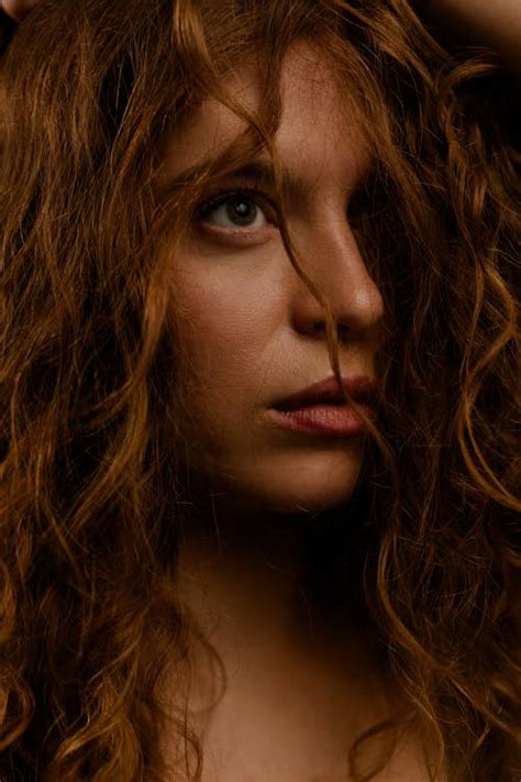 곱슬머리 여성의 클로즈업 초상화 · 무료 스톡 사진