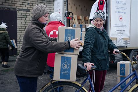 У Новодмитрівці на Херсонщині люди отримали продуктові набори Товариство Червоного Хреста України