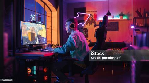 집에서 게임 게이머는 개인용 컴퓨터에서 온라인 비디오 게임을하는 라운드를 잃어 버려서 좌절했습니다 슬픈 남성 재생 슈팅 아케이드 온라인 멀티 플레이어 Pvp 토너먼트