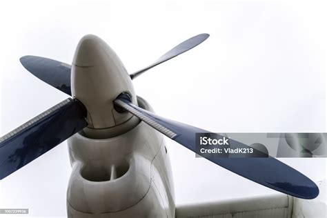 나사 항공기 흰색 배경에 고립의 단편입니다 동체의 배경에 대 한 프로 펠 러 엔진 건강관리와 의술에 대한 스톡 사진 및 기타