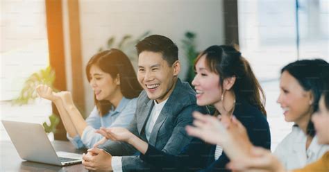 공동 작업 공간 사무실에서 일하는 사람들의 성공적인 비즈니스 그룹 사진 Unsplash의 개념 이미지