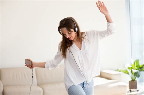 스마트폰에 재생 하는 음악에 맞춰 춤을 헤드폰에 평온한 여자 여자에 대한 스톡 사진 및 기타 이미지 여자 춤 가정 생활 Istock
