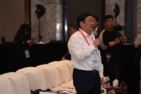 南京水科院副院长吴时强作为特邀专家同与会代表进行互动交流