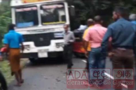 ත්‍රීරෝද රථයක් හා බස් රථයක් මුහුණට මුහුණ ගැටෙයි