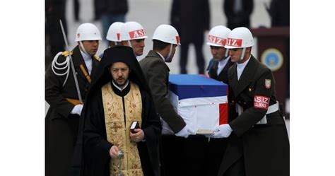 Започна поклонението пред убития в Турция посланик Андрей Карлов