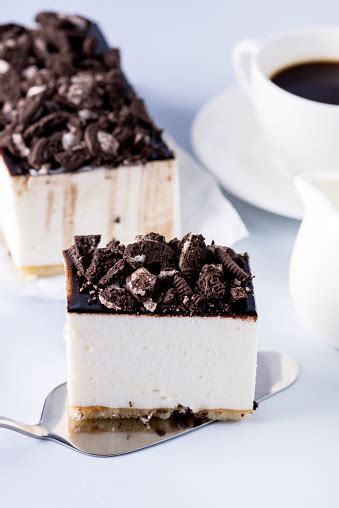 블랙 커피 블루 배경 맛있는 홀리데이 디저트 초콜릿과 쿠키 컵으로 장식 된 맛있는 수제 바닐라 수플레 또는 무스 케이크 조각 건강한 식생활에 대한 스톡 사진 및 기타 이미지