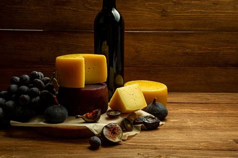 슬라이스 치즈의 다른 유형의 구성 하드 성숙한 곰팡이 치즈 포도와 무화과 과일슬라이스 치즈 컨셉은 치즈 수공예 품 레스토랑입니다 0명에 대한 스톡 사진 및 기타 이미지