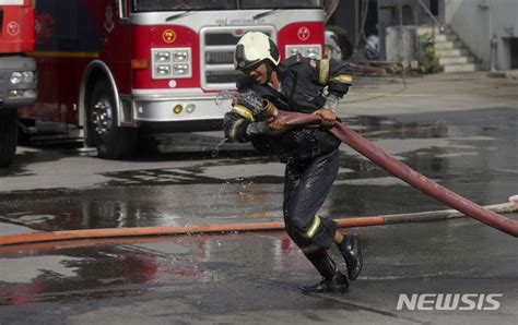 인도 소방훈련 호스 잡고 달리는 소방관