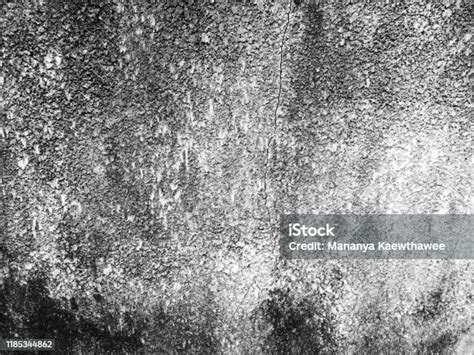 복사 공간이있는 배경 및 패턴에 대한 오래된 더러운 회색 시멘트 및 콘크리트의 질감 그런지 야외 어두운 빈티지 회색 벽돌 벽 벽지 디자인입니다 0명에 대한 스톡 사진 및