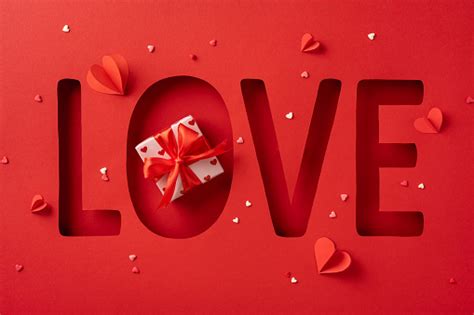 빨간색 발렌타인 데이 테마 이미지로 하트 장식으로 둘러싸인 알파벳 O 안에 선물 상자가 있는 Love라는 단어가 있습니다 0명에 대한 스톡 사진 및 기타 이미지 Istock