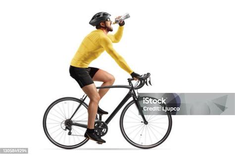 자전거를 타고 병에서 마시는 남성 운동 선수의 프로필 샷 자전거 타기에 대한 스톡 사진 및 기타 이미지 자전거 타기 흰색 배경 스포츠 Istock