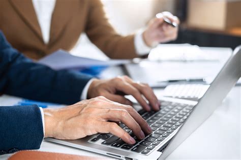 비즈니스 동료 팀 회계 금융 아이디어 프리 젠 테이 션의 새로운 프로젝트 및 금융 사업 투자의 회의 전략 계획 작업 및 분석 계획에 대한 스톡 사진 및 기타 이미지 Istock