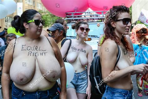 ニューヨークの街中でおっぱい丸出しの女の子たちが抗議デモ。無修正画像がこちら ポッカキット