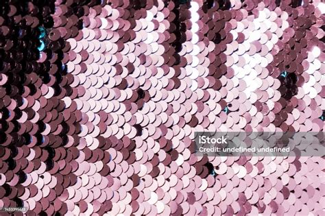 패브릭 핑크 비즈 스팽글 또는 구슬에 스팽글 배경 핑크 구슬입니다 구슬 공장 깜박이는 조명휴일 추상 반짝이 배경 패션 패브릭컬러 진주 장식 조각의 질감 패션에 대한 스톡