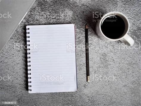 노트북 소모품 커피 한잔 회색 질감 배경입니다 커피 브레이크 아이디어 노트 목표 또는 계획 작성 개념 평면도 평 신도 공란에 대한 스톡 사진 및 기타 이미지 Istock