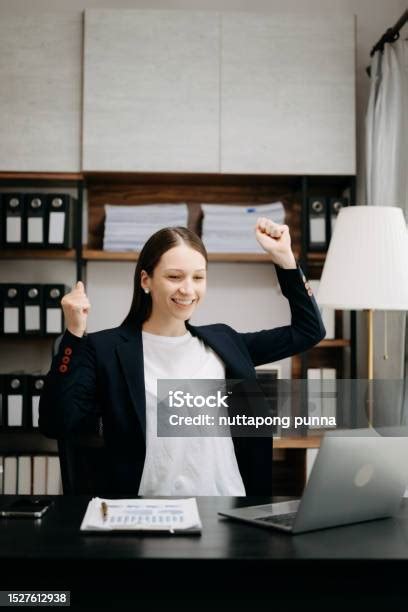 백인 비즈니스 여성은 태블릿 노트북에서 하는 일에 기뻐하고 행복하며 현대 사무실에서 메모합니다 25 29세에 대한 스톡 사진 및