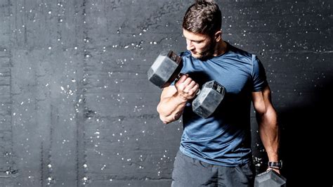 This Upper Body Dumbbell Workout Sculpts Your Shoulders Biceps