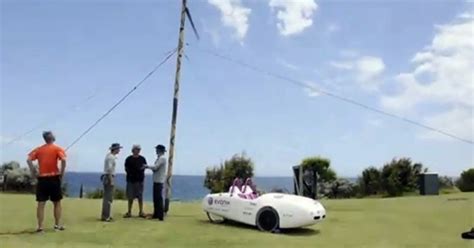 사진 바람으로 배터리 충전하는 전기차