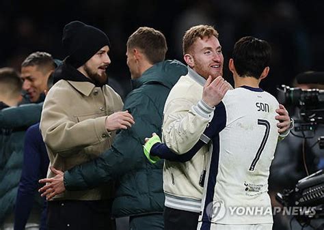 손흥민의 미친 호소 이게 바로 캡틴 프리킥 놓고 싸우지마…손흥민 주장 박탈해 완전 헛소리였다→말 아닌 행동으로 반박