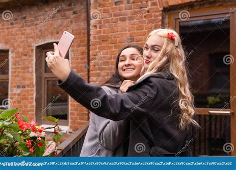 Due Ragazze Si Fanno Un Selfie Sullo Sfondo Di Un Vecchio Edificio