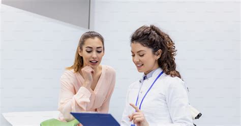자궁 경부 질환 치료 부인과 검진 중 부인과 의자에 있는 여성 산부인과 전문의를 알아볼 수 없는 여성 환자 산부인과 전문의는 여성을 검사합니다 진단 의료 서비스