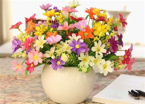 Искусственные цветы в горшках