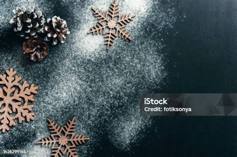 어두운 테이블에 밀가루와 주방 용품 크리스마스 베이킹 음식 배경 겨울 휴가 배경 템플렛 공란에 대한 스톡 사진 및 기타 이미지 Istock