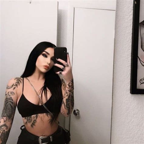 Pin On Edição ♊ Tattoed Women Latina Fashion Outfits Edgy Fashion