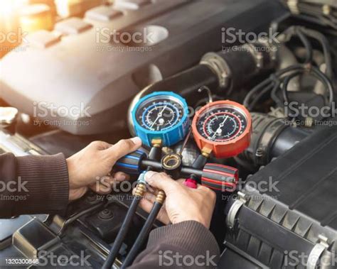 자동차 에어컨 검사 서비스 누출 감지 충전 냉매 전문 기술자에 의해 자동차의 장치 및 미터 액체 냉각 건강한 생활방식에 대한