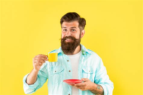 노란 배경에 커피 잔을 들고 수염으로 웃는 성숙한 힙스터 에스프레소 감정에 대한 스톡 사진 및 기타 이미지 감정 그루터기