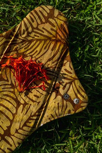 잔디에 여자의 기간을 상징 하는 꽃잎과 씻을 수 생리 천 패드 재사용 가능한 친환경 여성 위생 제품 제로 폐기물 지속 가능한