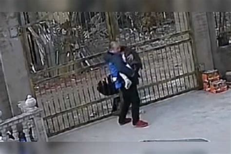 妈妈送姐姐上学，弟弟醒来在院内哭泣，邻居翻墙进院帮忙哄娃邻居弟弟姐姐