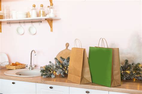 음식 배달 서비스 일회용 크래프트 종이 패키지의 크리스마스 장식 기성품 주문 친환경 재활용 포장재 폐기물 제로 휴일 케이터링 집에서 만든 과자 만들기 0명에 대한 스톡 사진