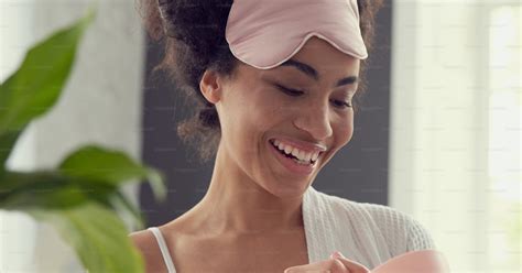 수면 마스크를 쓴 쾌활한 젊은 여성은 아침에 미용 의식을 하고 얼굴 마스크를 만들고 있다 사진 Unsplash의 여성 속옷 이미지