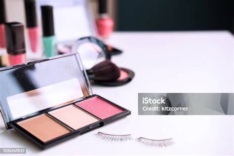 여자 화장품 브러시와 집에서 드레싱 테이블에 메이크업 개념에 대한 스톡 사진 및 기타 이미지 개념 개인 장식품 개체 그룹 Istock