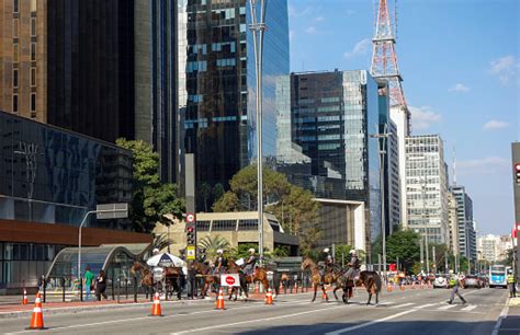 상파울루 시의 유명한 파울리스타 애비뉴 금융 센터의 건물 및 교통 가로등에 대한 스톡 사진 및 기타 이미지 가로등 거리 건물 외관 Istock